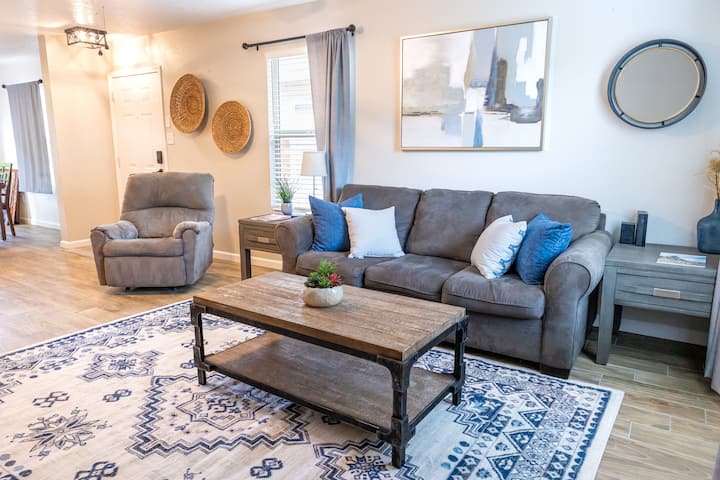 King Bed - Newly Updated - Corrales, NM