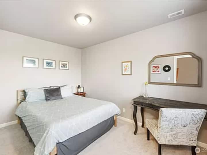 A Cozy Charm By The Navy Base & West Of Seattle - Bremerton, WA