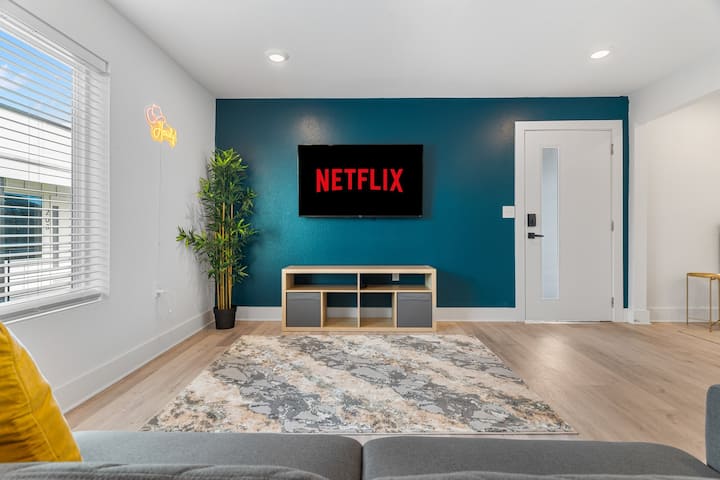 Modern Stylish Studio In Downtown Dallas | Parking - The Dallas World Aquarium, Dallas