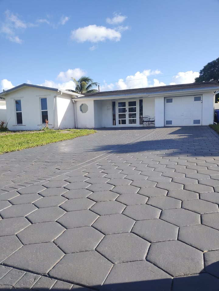 Beek Fun Drive. 4 Bedrooms, 6 Beds, 2.5 Bath - Miramar, FL