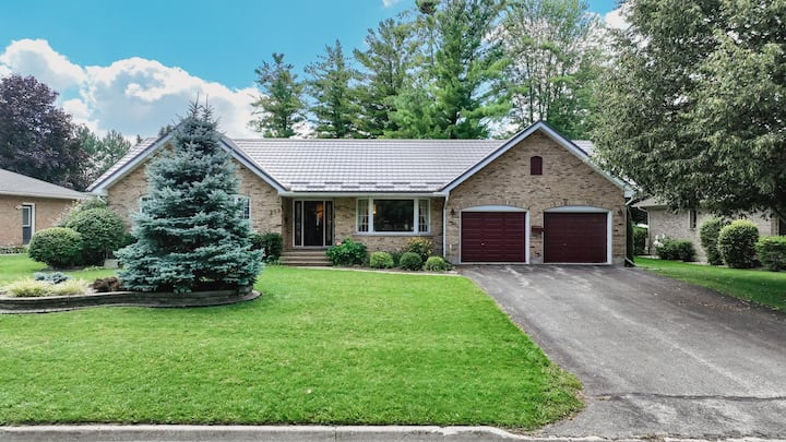Bright, Spacious, Private Suite - Goderich