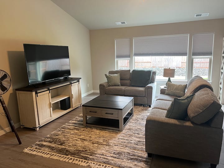 Comforts Of Home In Quiet Area. - Roseburg, OR