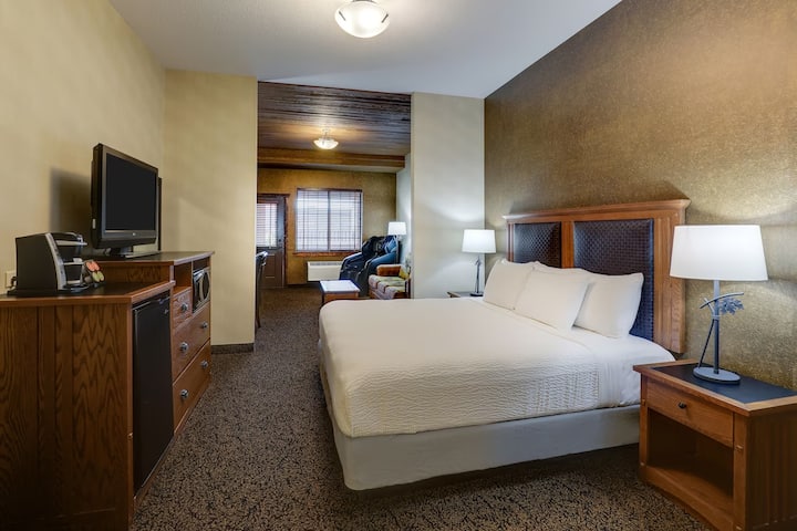 One King Room Near Sergeant Floyd River Museum - Sioux City, IA