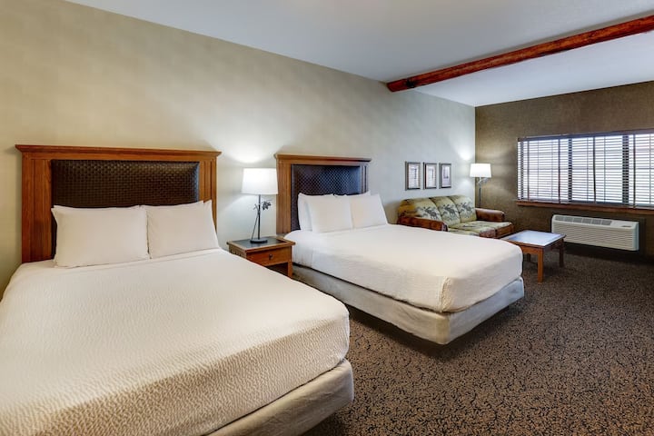 Expanded 2 Queen W/ Sofa Near Missouri River - Sioux City, IA