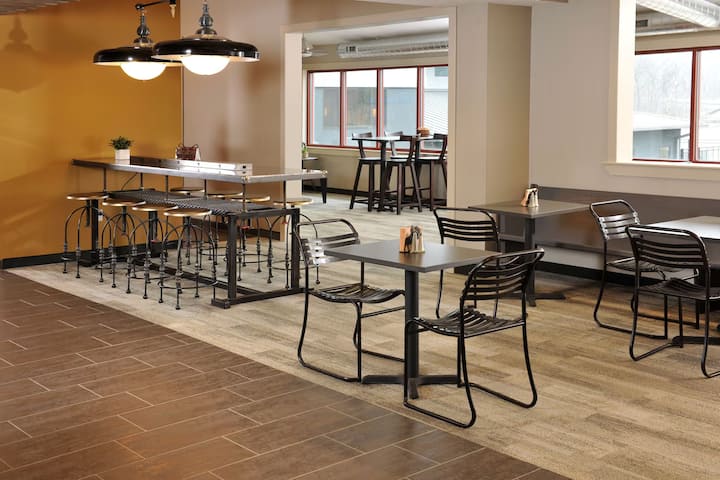 Chic Lodge Decor: Enjoy Whirlpool & Fitness Center - Independence, MO