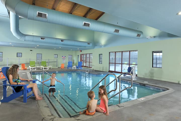 Unique Lodge Experience With Indoor/outdoor Pool - Independence, MO