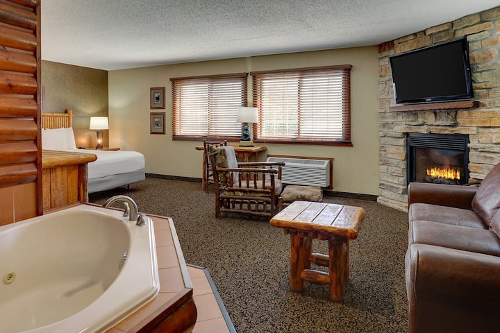 Theme Suite, Stoney Creek, Whirlpool | 2 Units - Galena, IL