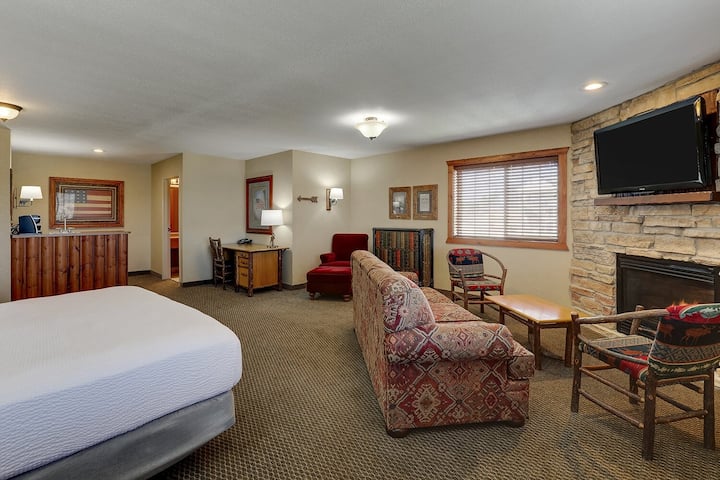 Dry Bar, Fireplace, Theme Suite, Stoney Creek - Galena, IL
