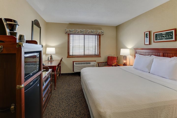 Discover Galena: Cozy Stay W/ Pool | 2 Units - Galena, IL