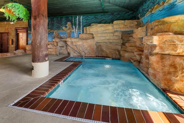Galena Experience: Rustic Theme, Pool | 3 Units - Galena, IL