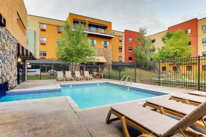 Unwind In Style: Pool, Gym & Free Hot Breakfast - Sioux City, IA