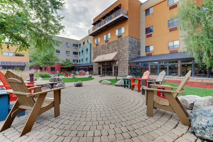 2 Units Near 3rd St Attractions & Hard Rock Casino - Sioux City, IA