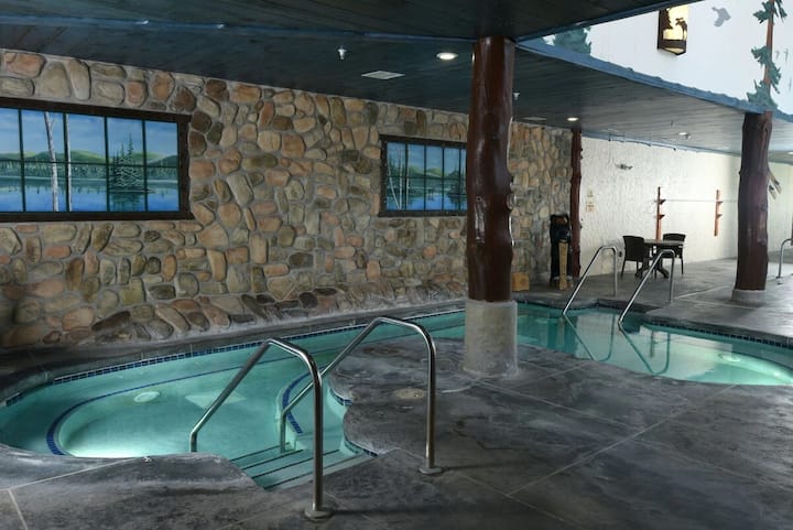Spacious Suite | Whirlpool, Pool & Breakfast - La Crosse, WI