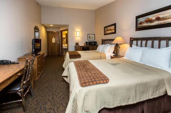 2 Queen Room | Pool & Bar | 3mi Onalaska Park - La Crosse, WI