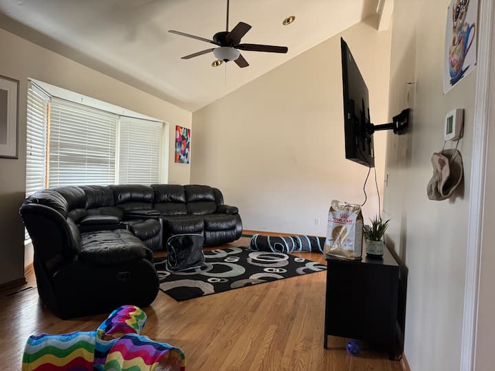 Suburbia House With All The Xtra - Olathe, KS