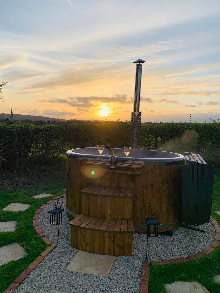 The Showman, Cosy Camper With Wood Fired Hot Tub. - Cotswolds