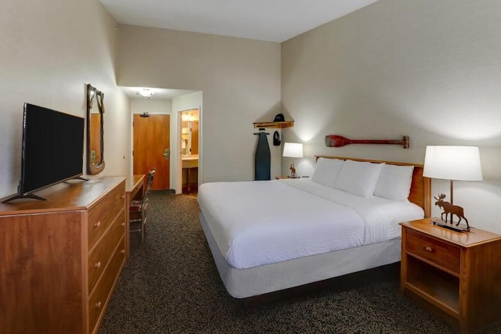 Deluxe King, Stoney Creek Quincy, Lodge-like Stays - Quincy, IL