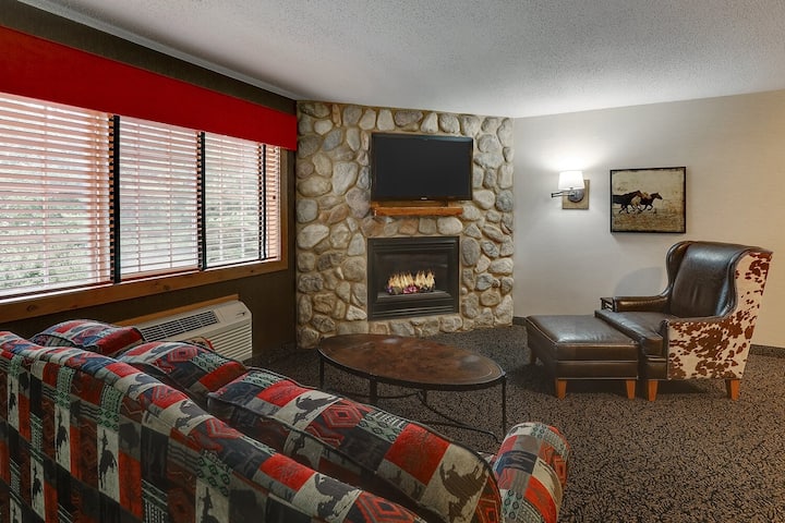 Theme Suite W/ Fireplace, Stoney Creek, 2 Pools! - Quincy, IL