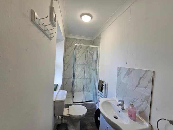 Modern & Stylish 1 Bedroom Flat - Bridgend