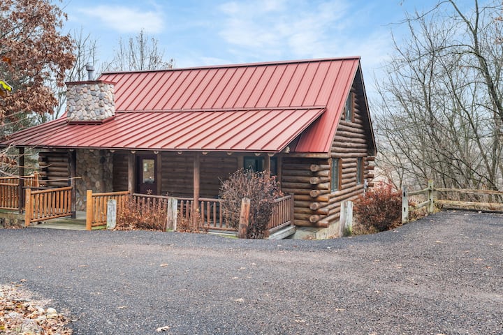 Rustic Ridge Log Cabin - Private Woodland Retreat - Baraboo, WI