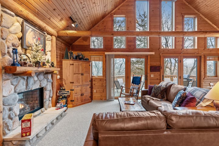Rustic Ridge Log Cabin - Private Woodland Retreat - Baraboo, WI