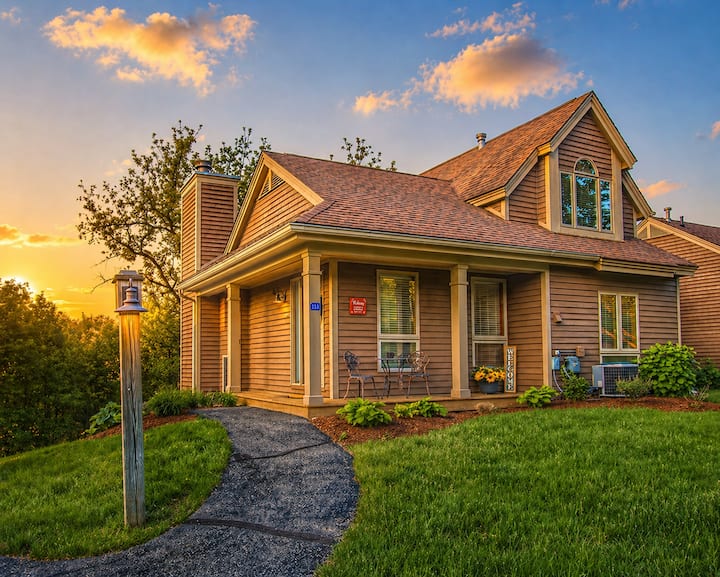 Spacious, King Beds, Pool Steps Away, Near Golf - Illinois