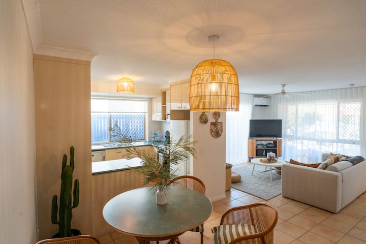 Burleighs Blissful Beach Burrow - Tweed Heads