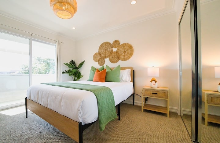 Relax | Balcony View, Pool, Near Beach, Ac, Villa - Costa Mesa, CA