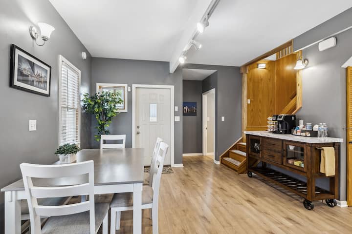 The Cavs Corner: King Beds, Game Room, Patio - Cleveland, OH