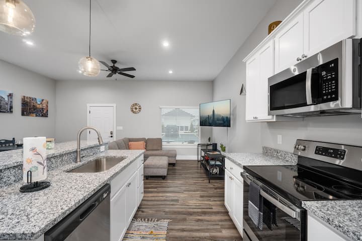 Superb 3 Bedroom 3 Full Bathroom W/pool & Gym - Huntsville, AL