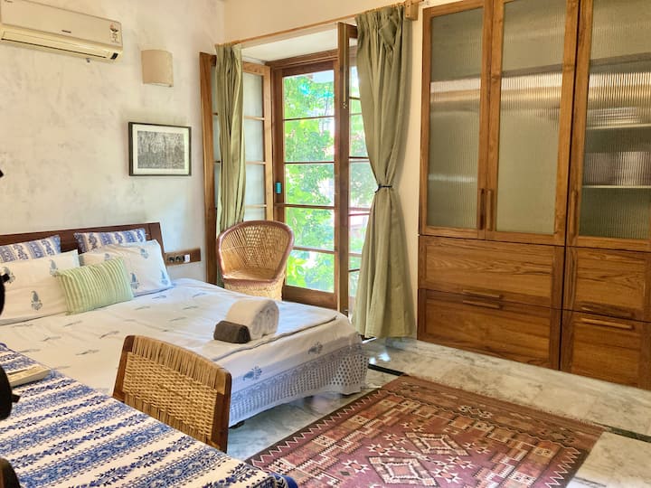 Luxurious Tree-house W/ Balcony, Near Sukhna Lake - Chandigarh