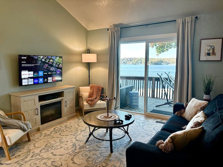 Cozy Lakefront Top Floor+fireplace+panoramic View! - United States