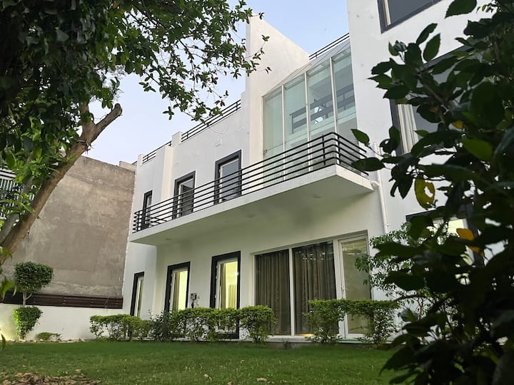 Urbankeysbnb | Projector | Close To Yashobhoomi - Gurugram