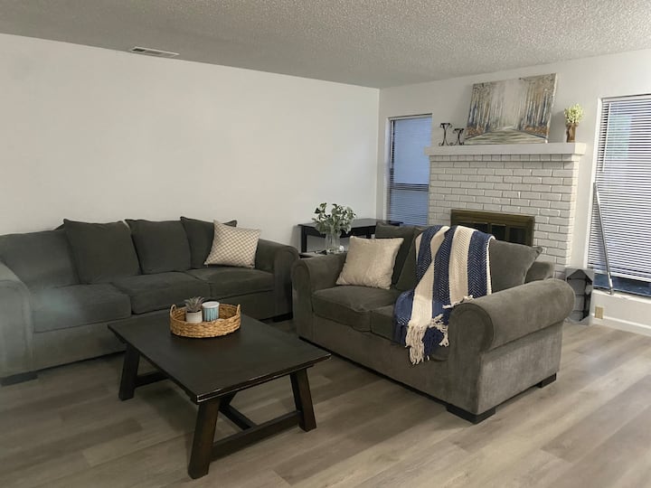 Visalia Condo, Cozy & Clean ! 2bdrms 2 Bath - Visalia, CA