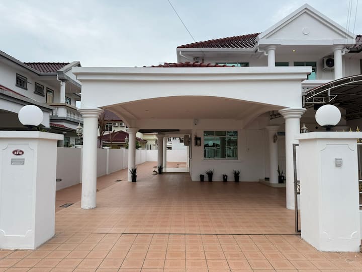Spacious Family Home W/ Parking - Miri