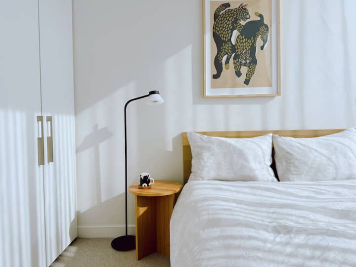 Elegant Bedroom With A View In Shared Home - Brunswick