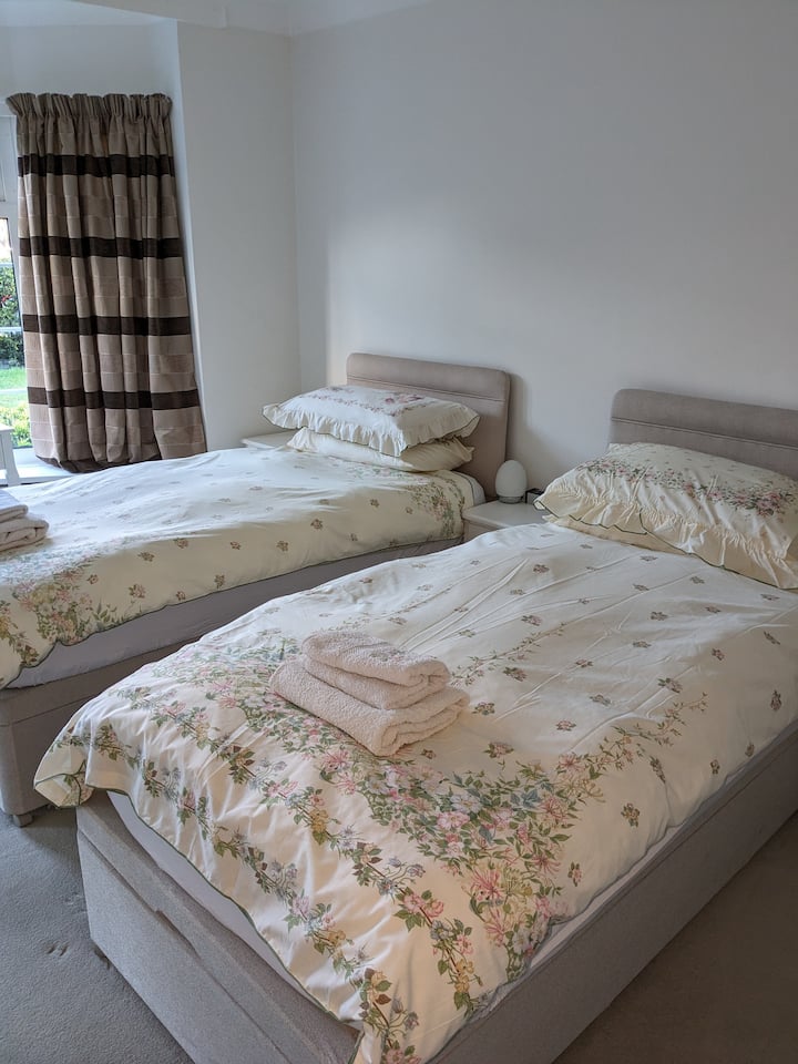 Folkestone
Spacious Ensuite
Great Central Location - Folkestone