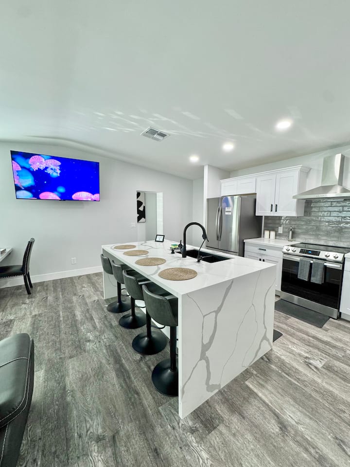 Modern*clean*home! Great Location! Phx 4 Bedroom - Phoenix, AZ