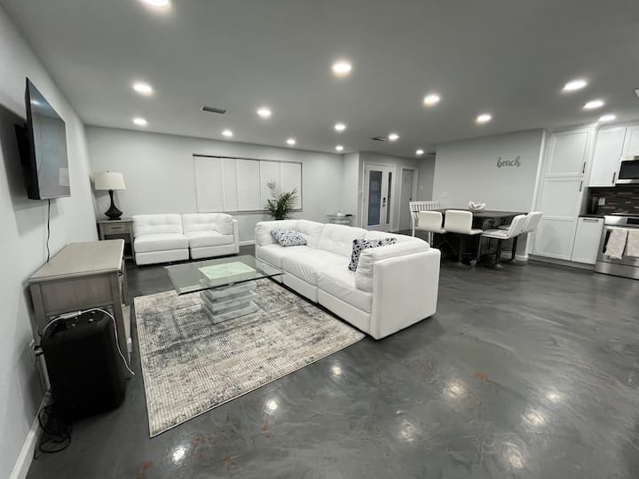 Clearwater Getaway | Hot Tub, Grill + Massage - Clearwater, FL
