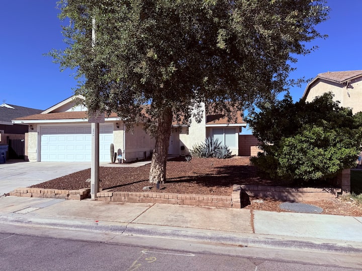 Charming & Cozy Retreat: Clean, Comfy, & Inviting - Little Rock Lake, Juniper Hills