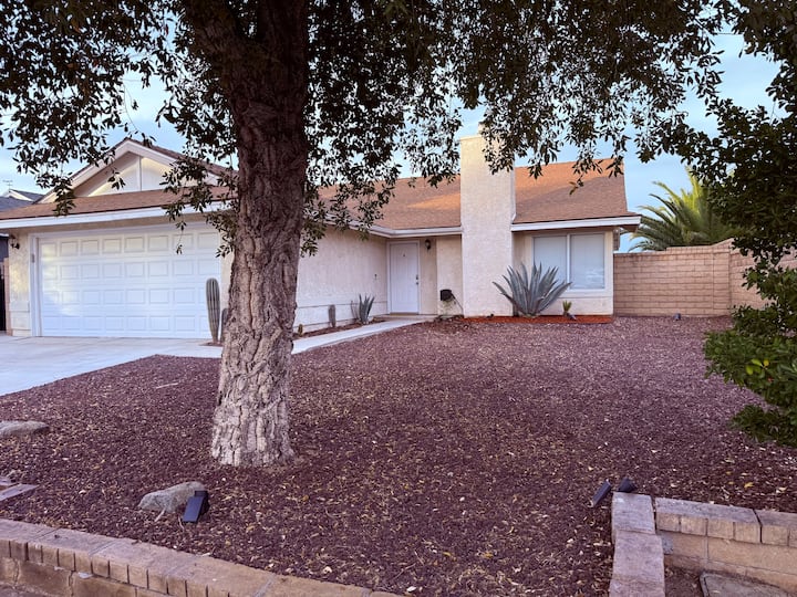 Comfortable, Clean & Inviting Stay - Palmdale, CA