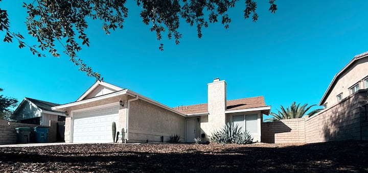 Charming & Cozy Retreat: Clean, Comfy, & Inviting - Palmdale, CA