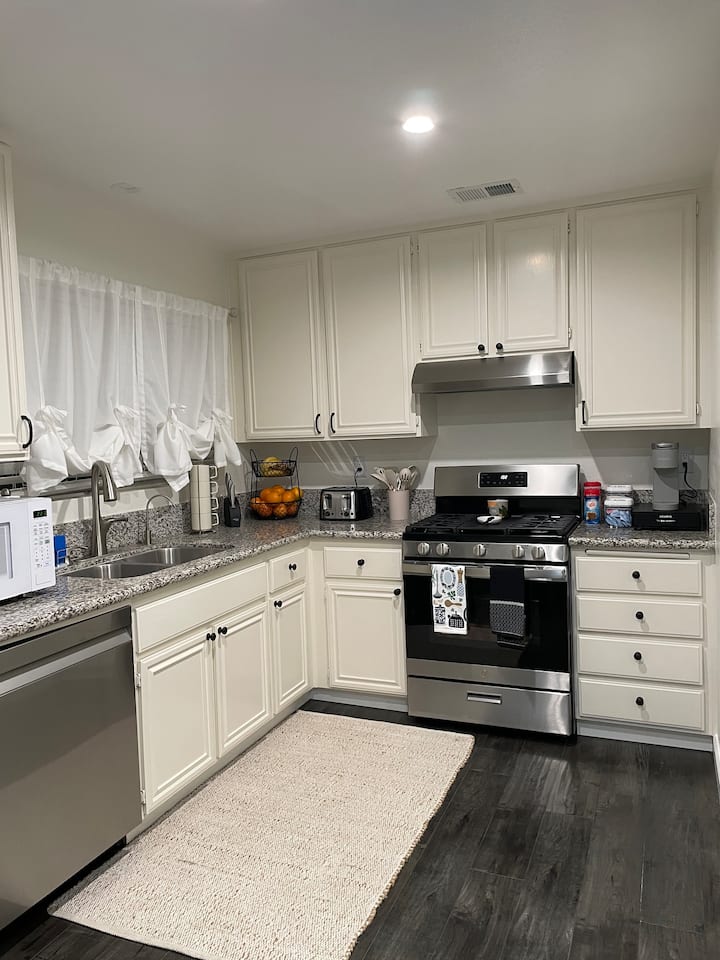 Charming & Cozy Retreat: Clean, Comfy, & Inviting - Little Rock Lake, Juniper Hills
