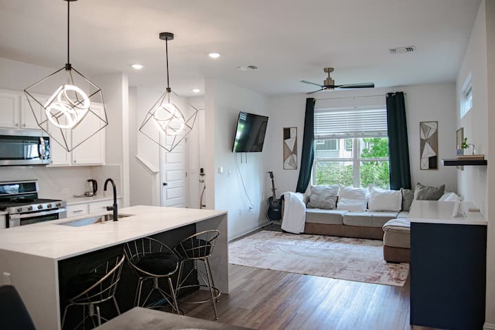 Austin Home 3br/2.5bath Gym/pool: 15m Airport&f1 - Austin, TX