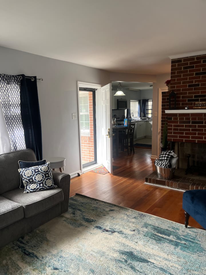 Cozy 3br/ 2b  Whole Home W/ Parking - Chester, VA