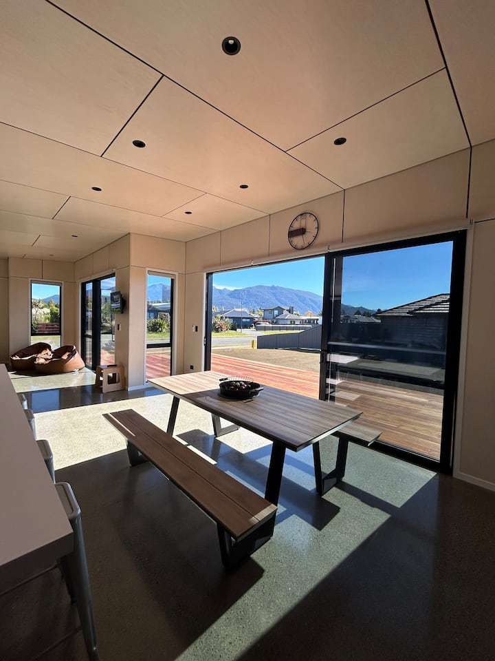 +Brand New Home+
Warm Sunny & Stunning Views - Te Anau