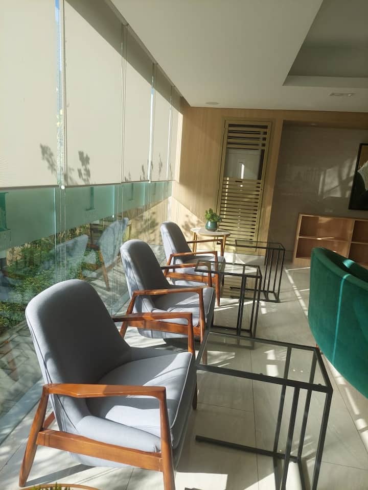 2 Double Beds With Balcony @ Kc Suites Makati - Manille