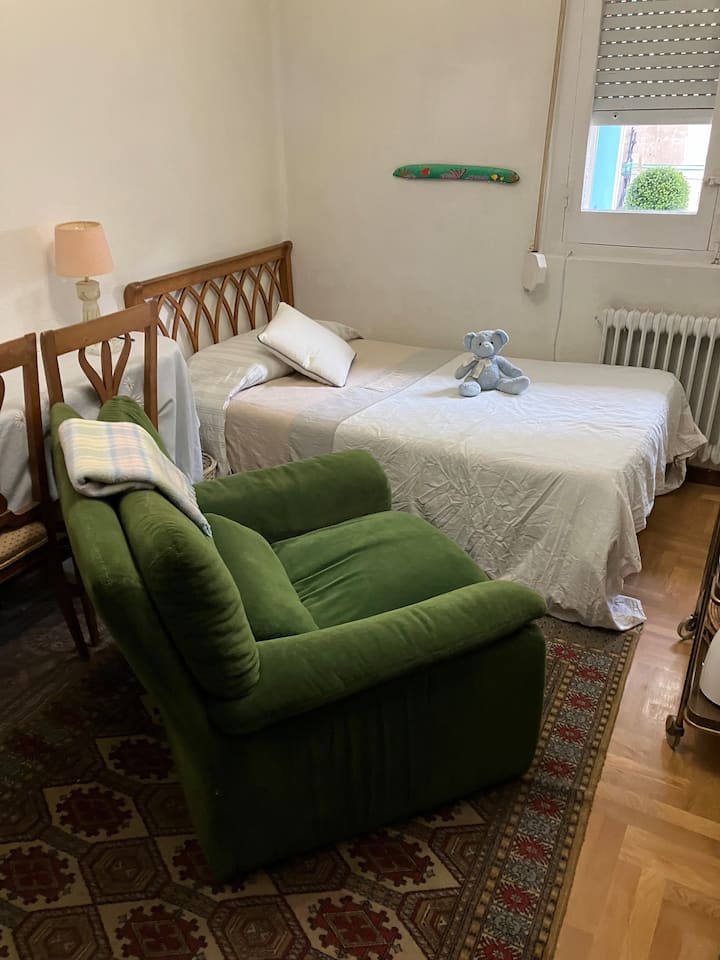 Single Bedroom Posh Location With Shared Bathroom - Pampelune