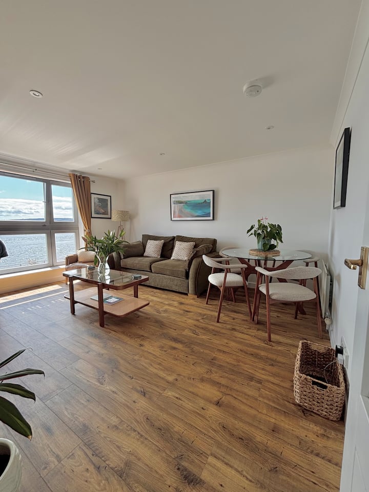 Modern River View Apartment - Dundee
