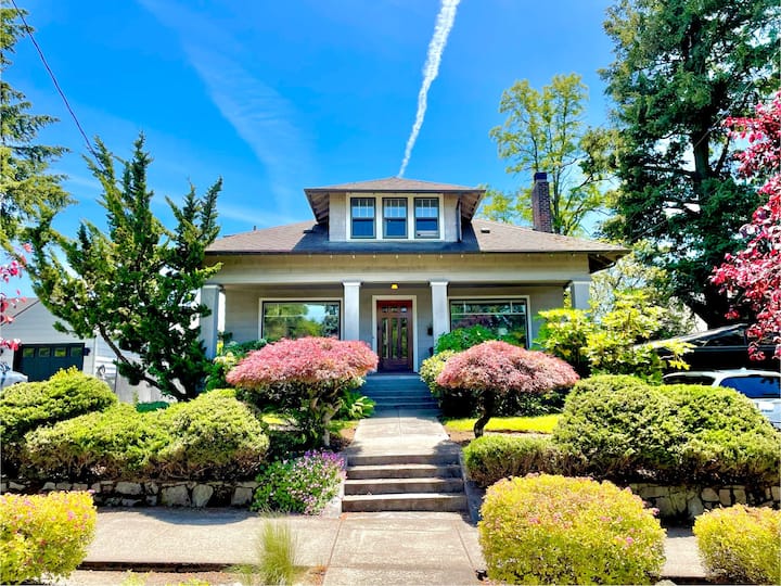 Stylish Craftsman In Charming Alameda Neighborhood - Concordia - Portland